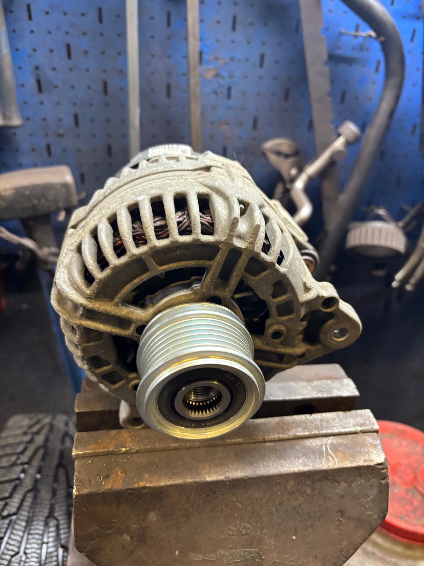 Замена обгонной муфты генератора — Volkswagen Tiguan (1G), 2 л, 2012 ...