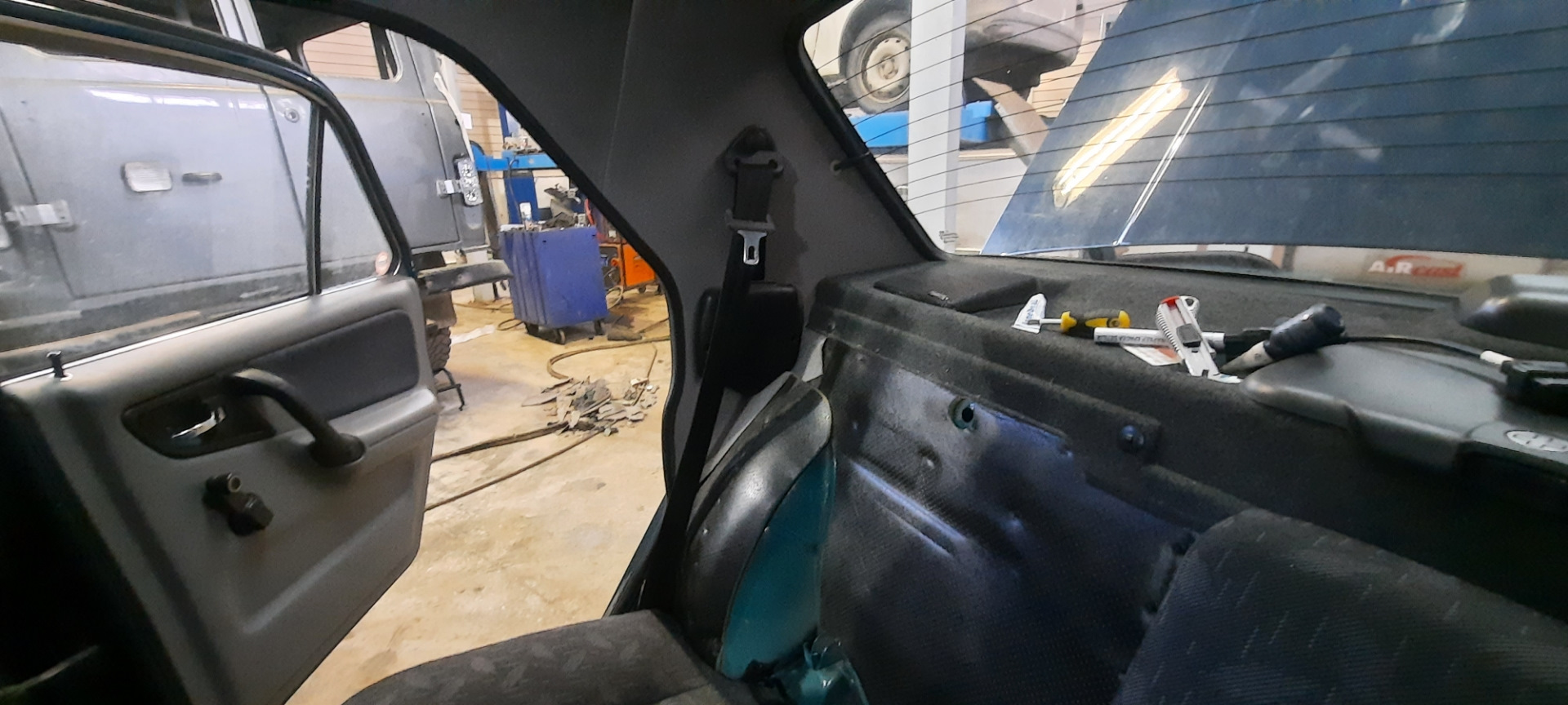 Установка задних ремней безопасности ГАЗ_3110 — ГАЗ 3110, 2,3 л, 2001 года | своими руками | DRIVE2