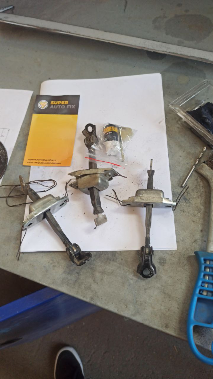 Ремкомплект ограничителя дверей — Toyota Corolla (120), 1,5 л, 2003 ...