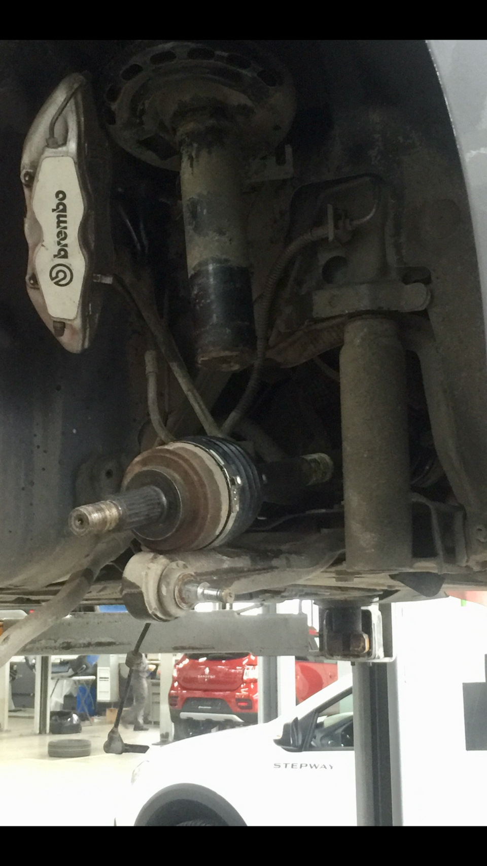 Замена масла в двигателе, МКПП и смазки в шрусах, подвесного подшипника ...