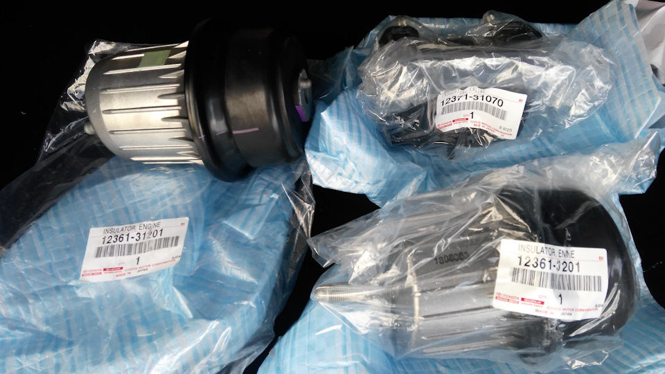 1237131070 Подушка двигателя RR TOYOTA CROWN/MAJESTA/MARK X/GS30/35/43 ...