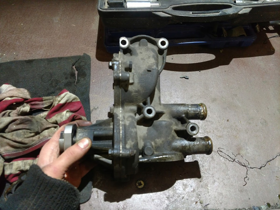 Замена помпы + термостат — Volkswagen Golf Mk2, 1,6 л, 1988 года ...