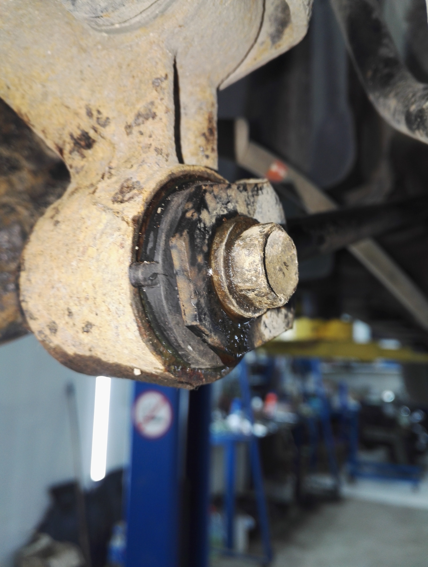 Замена сайлентблоков продольных рычагов — Toyota Camry (XV50), 2,5 л ...