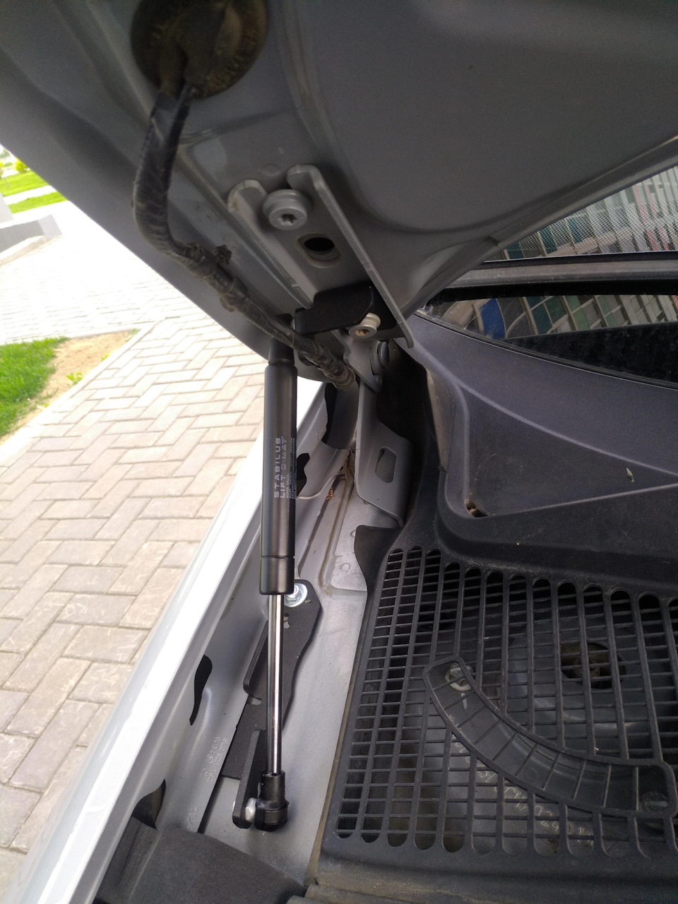 Установка упоров капота АВТОУПОР USKYET011 на SKODA YETI — Skoda Yeti ...