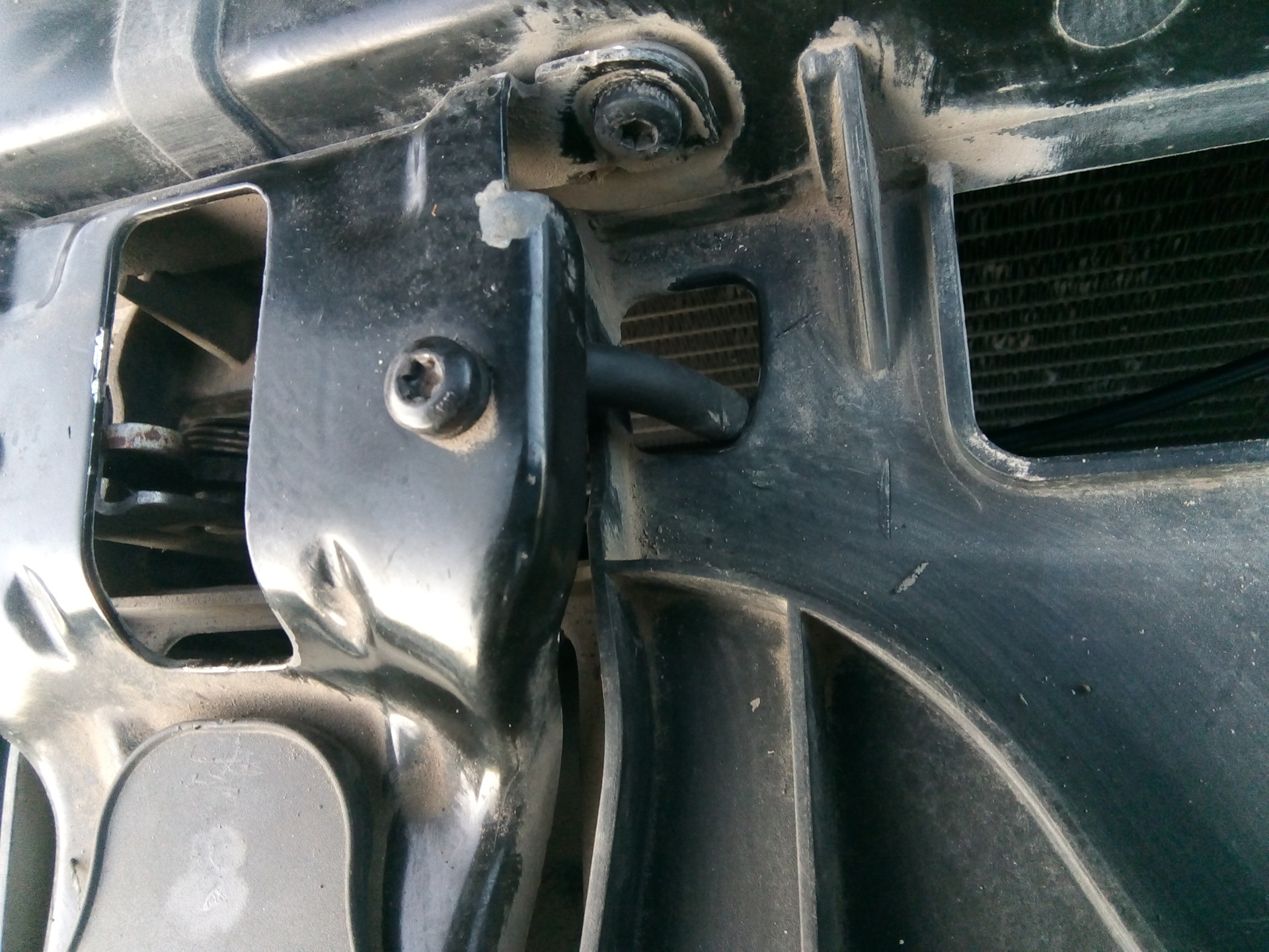 №3 Замена тросика капота — BMW 1 series (E81/E87), 1,6 л, 2008 года ...