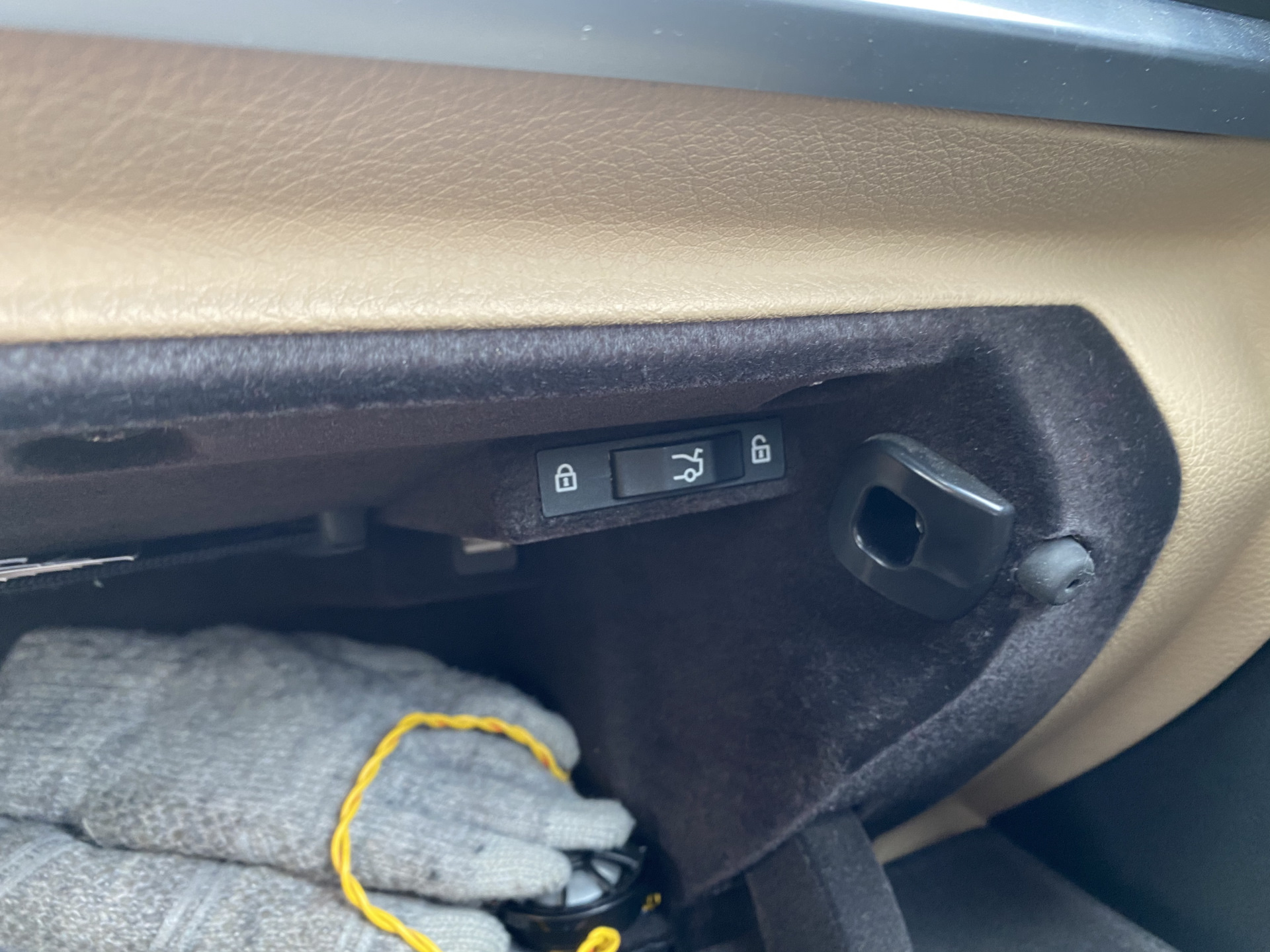 Кнопка «гостиницы» багажника — BMW 3 series (F30), 3 л, 2013 года ...