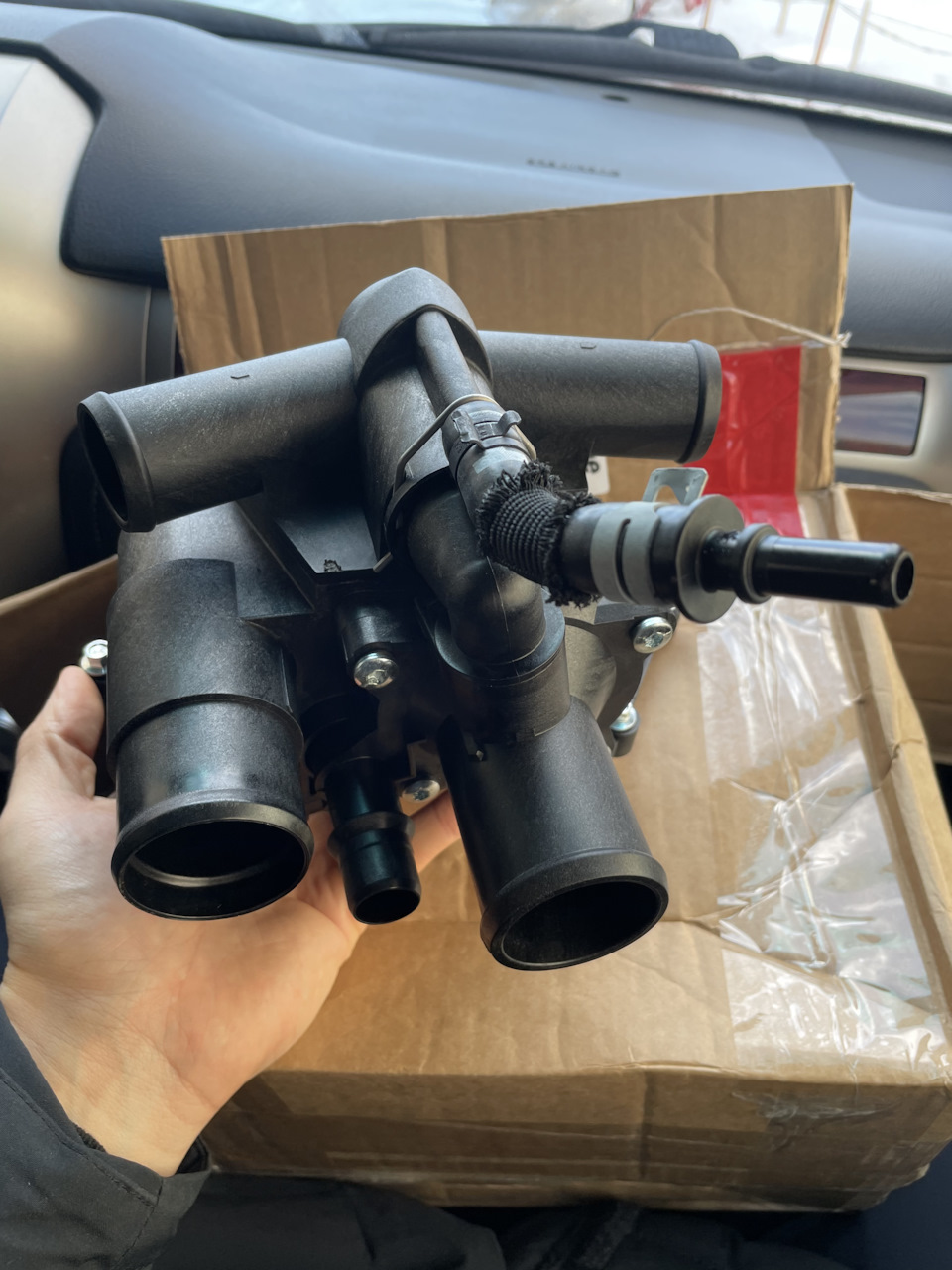 LR004318 Соединение выпуска воды Jaguar Land Rover | Запчасти на DRIVE2