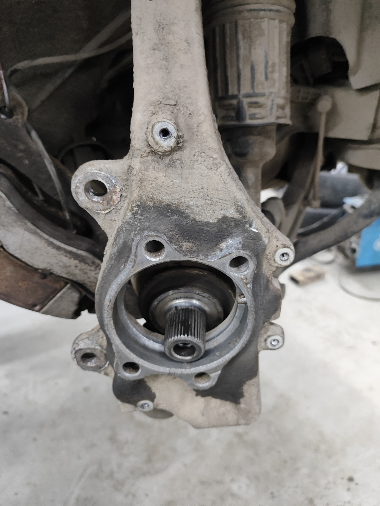 Замена переднего правого ступичного подшипника — Audi A8 (D3), 4,2 л ...