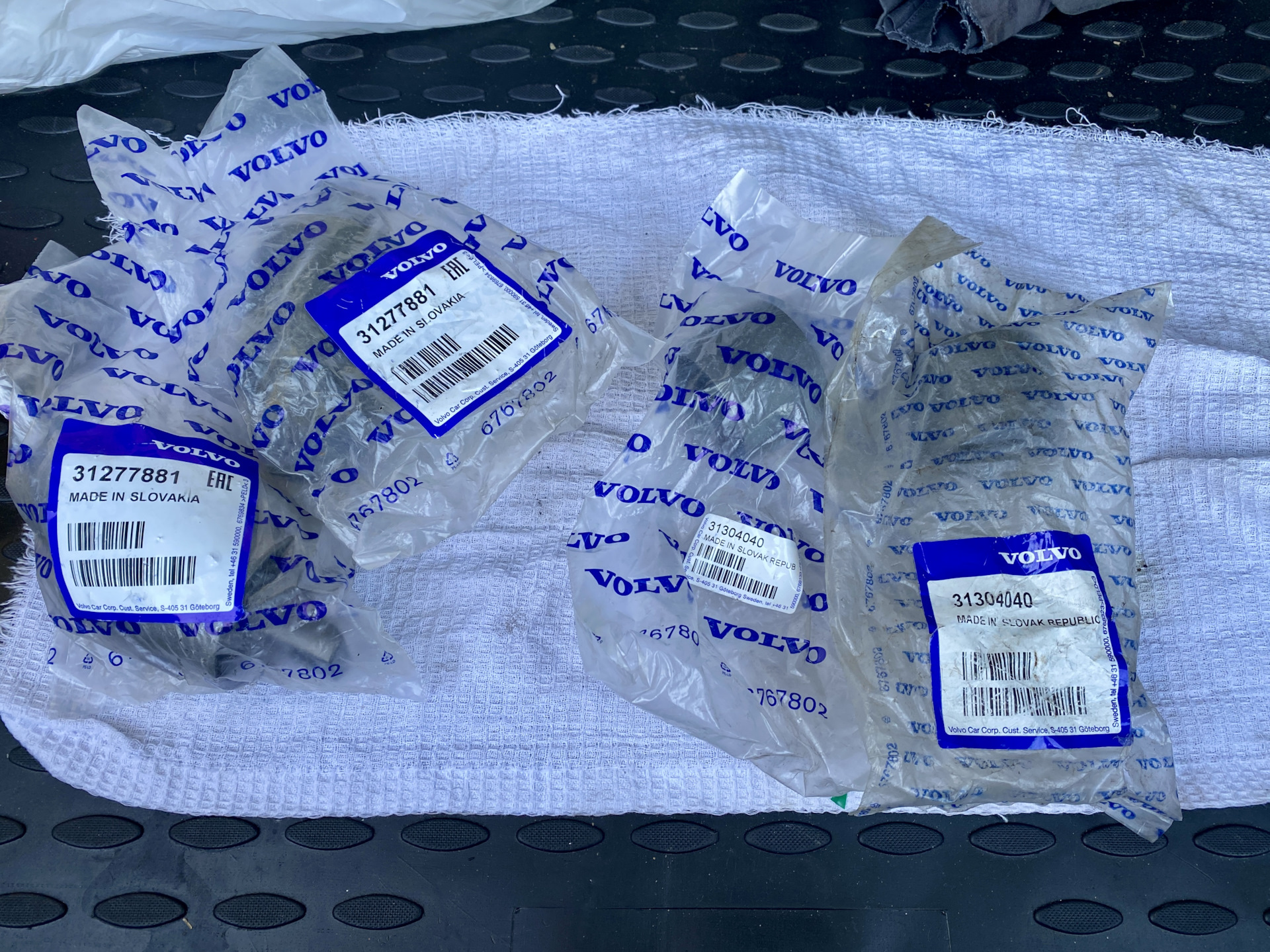 Замена сайлентблоков передних рычагов. — Volvo XC90 (1G), 2,4 л, 2010 ...