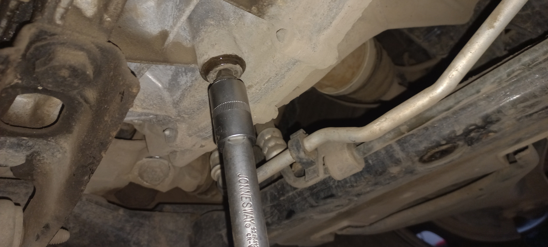 Замена масла в кпп на рабочем Рено Дастер — Renault Duster (2G), 1,6 л ...