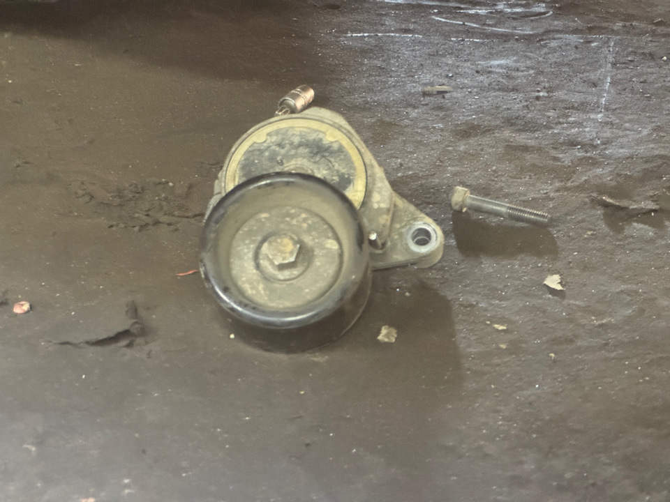 Замена приводного ремня и роликов — Lexus LX (URJ200/URJ201), 5,7 л ...