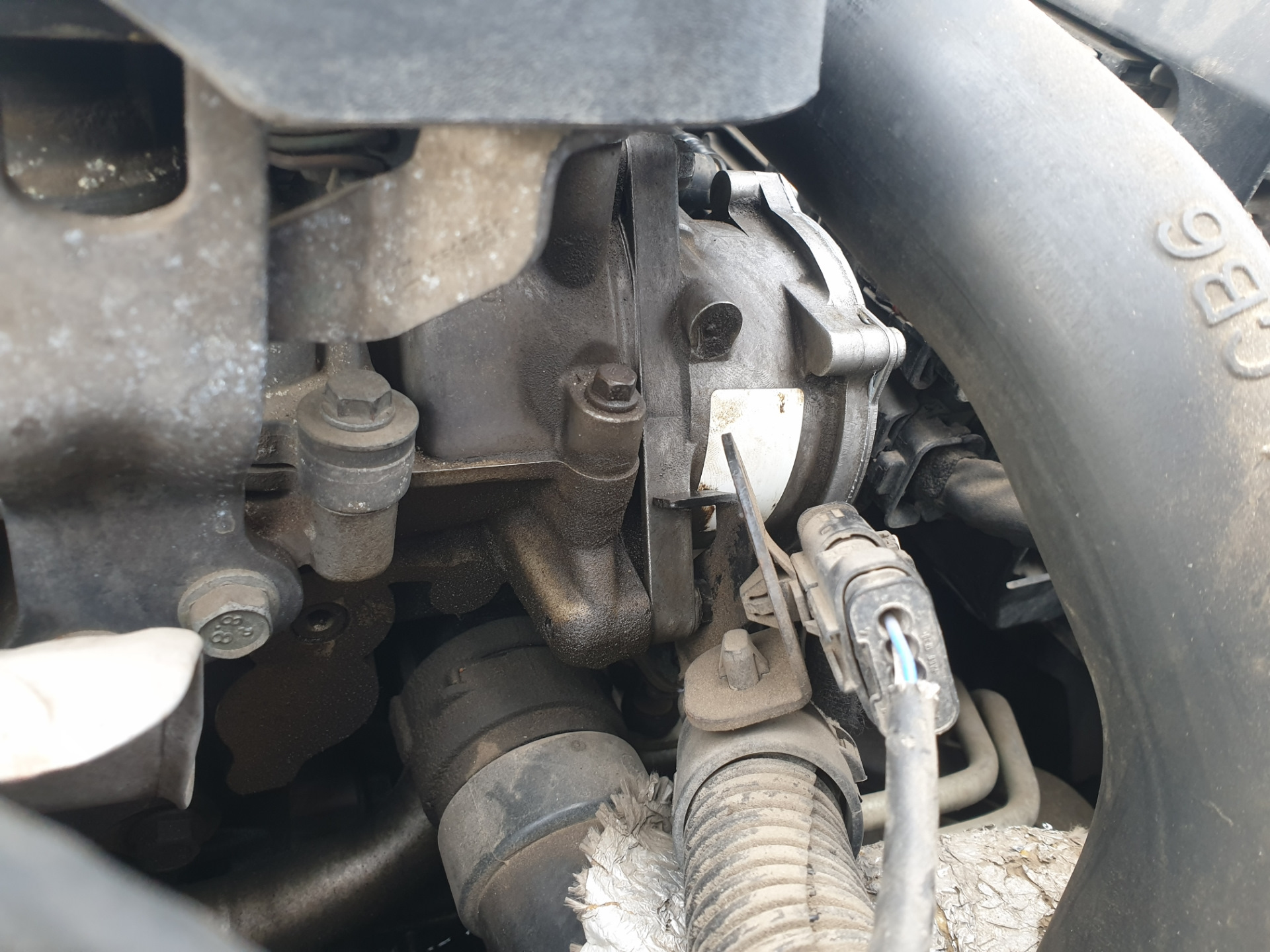 Устранение течи масла из вакуумного насоса — Opel Astra J GTC, 1,6 л ...