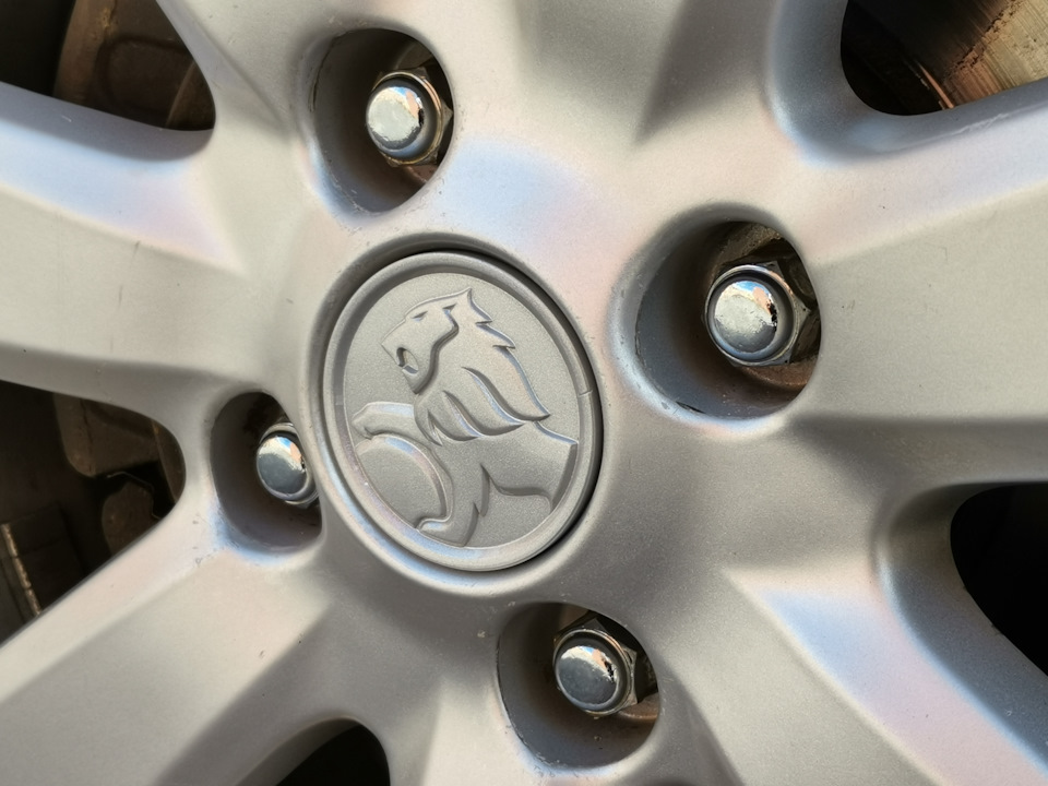 Колпачки литых дисков Holden и новые задние тормозные трубки ...