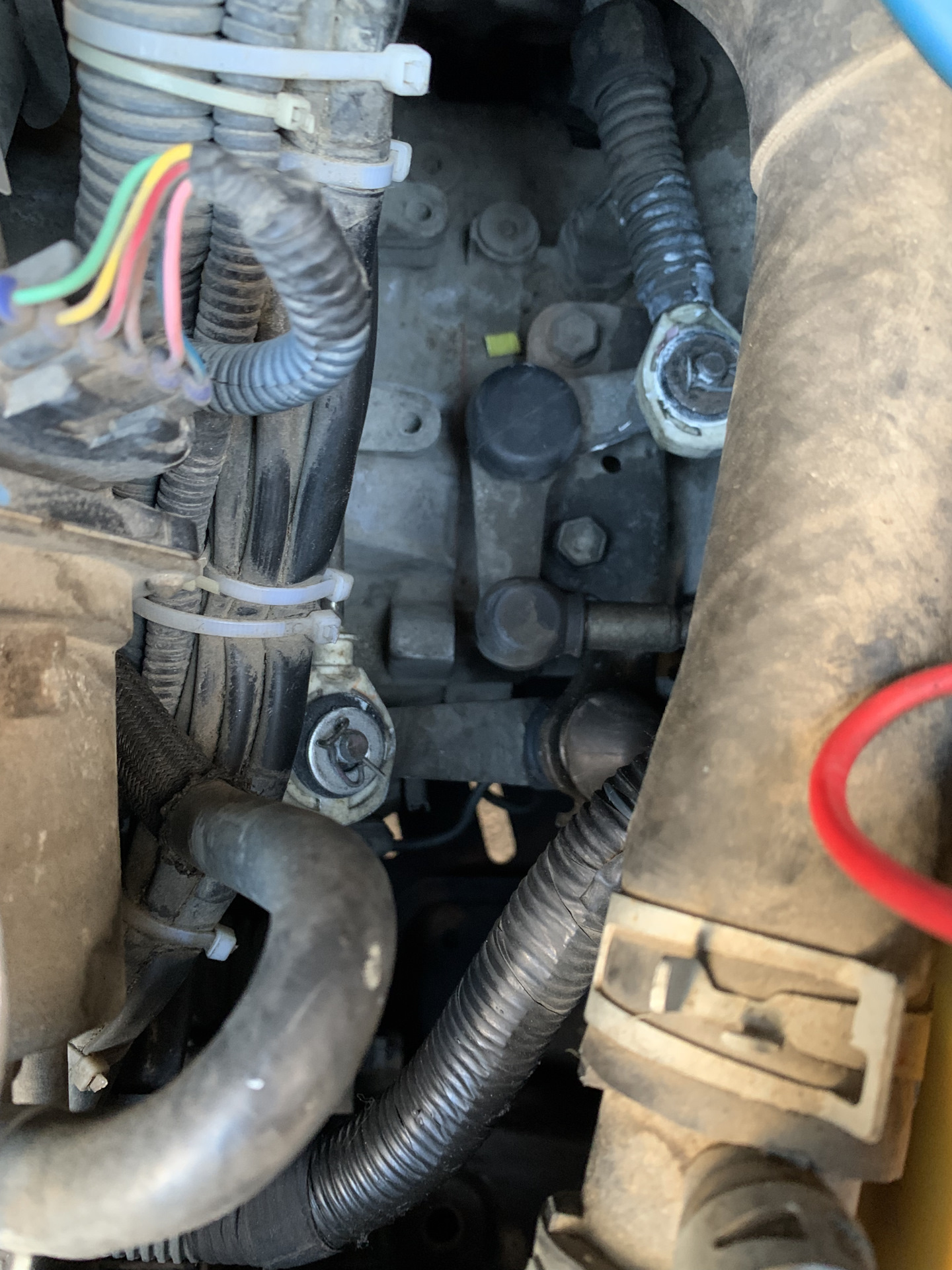 Замена втулок троса кпп — Toyota Corolla (140/150), 1,6 л, 2008 года ...