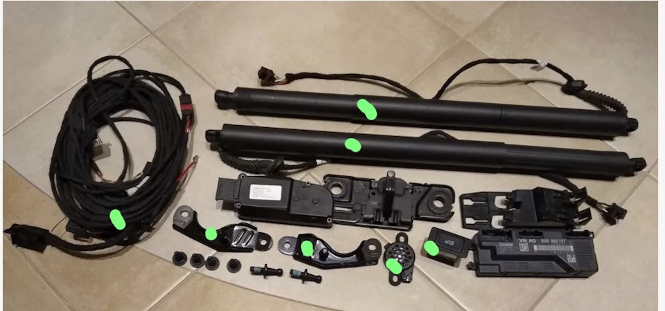 Сборка комплекта привода крышки багажника — Audi Q3 (1G), 2 л, 2012 ...