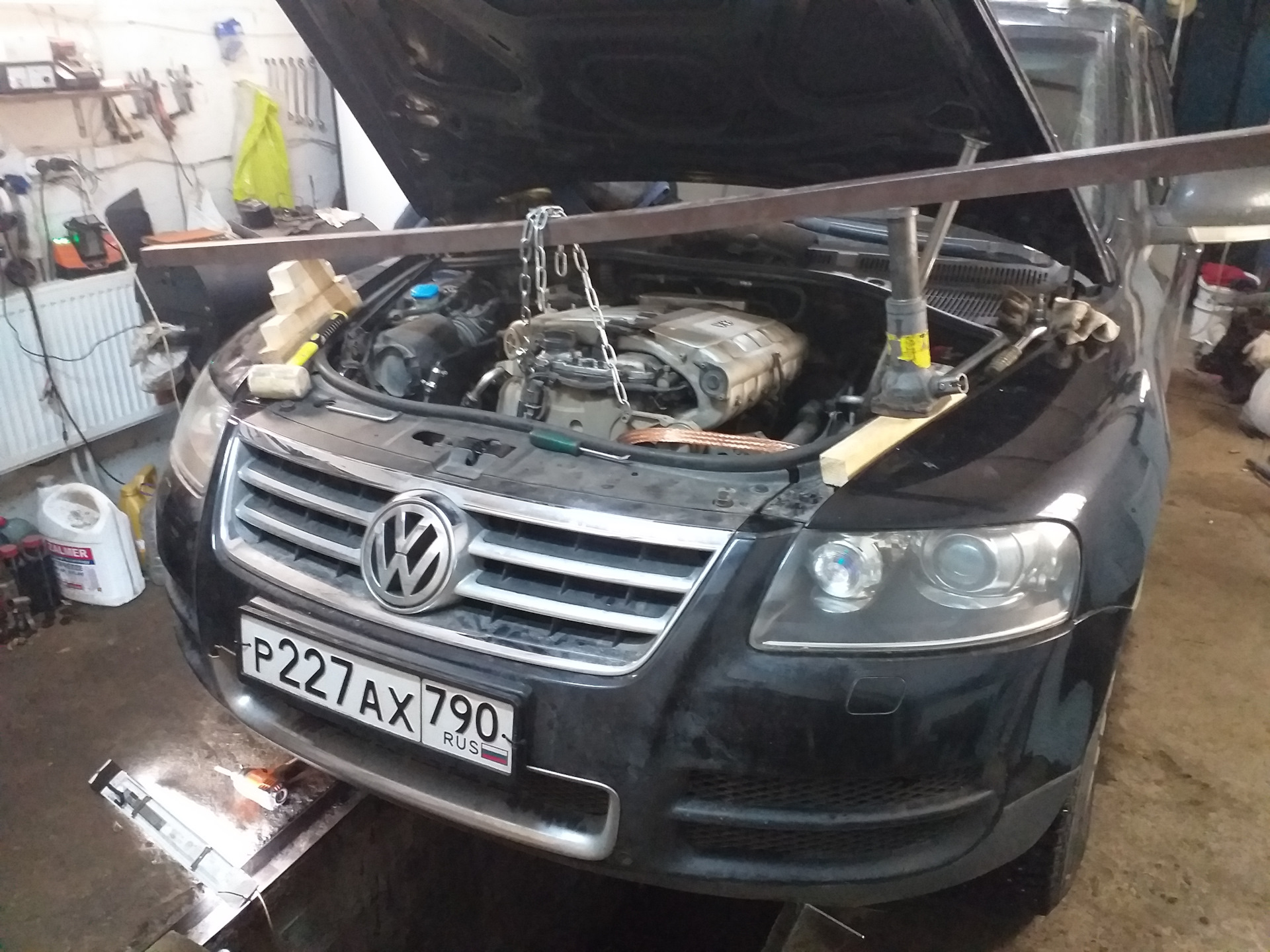 Touareg 3.2 снятие масляного поддона на яме — Volkswagen Touareg (1G), 3,2 л, 2006 года | своими ...