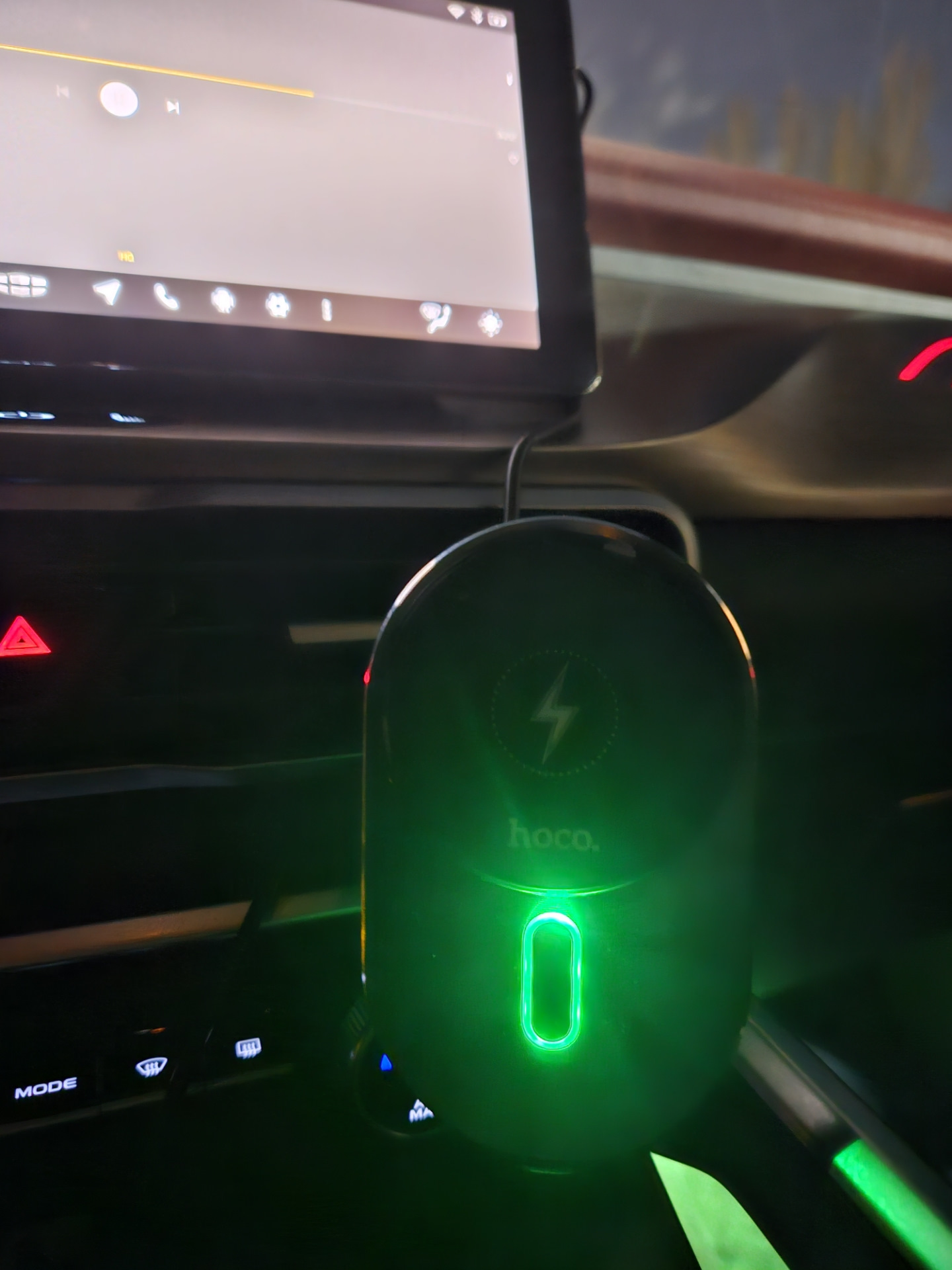 Неплохой держатель с беспроводной зарядкой фирмы hoco — Geely Coolray ...