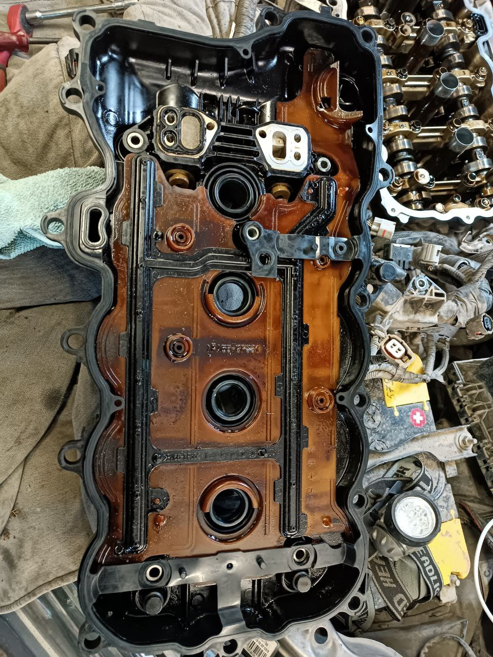 Замена прокладки клапанной крышки — Toyota Corolla (160), 1,3 л, 2013 ...