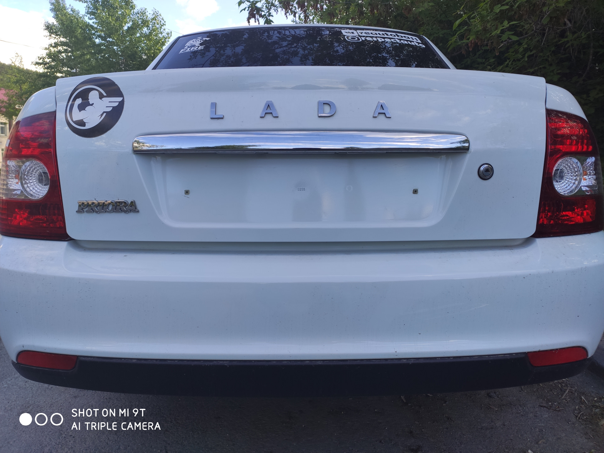 Замена ламп подсветки номера — Lada Приора седан, 1,6 л, 2017 года ...