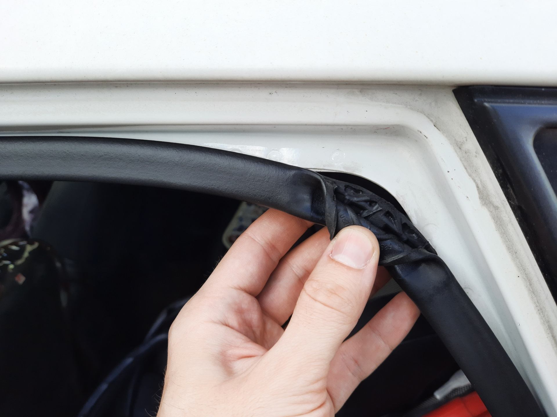 52. Замена дверных уплотнителей — Pontiac Vibe (1G), 1,8 л, 2008 года ...