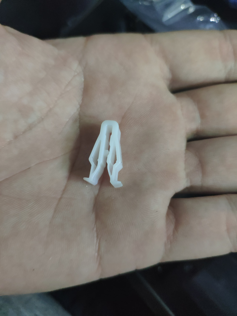 847472L000 ФИКСАТОР ПАНЕЛИ ЦЕНТРАЛЬНОЙ КОНСОЛИ САЛОНА KIA HYUNDAI ...