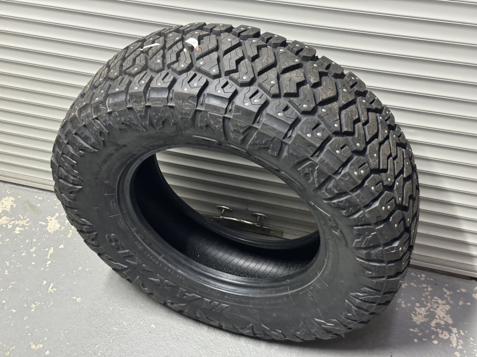 Шины зимние шипованные Maxxis 275/70 R18 на Toyota Land Cruiser 200 ...