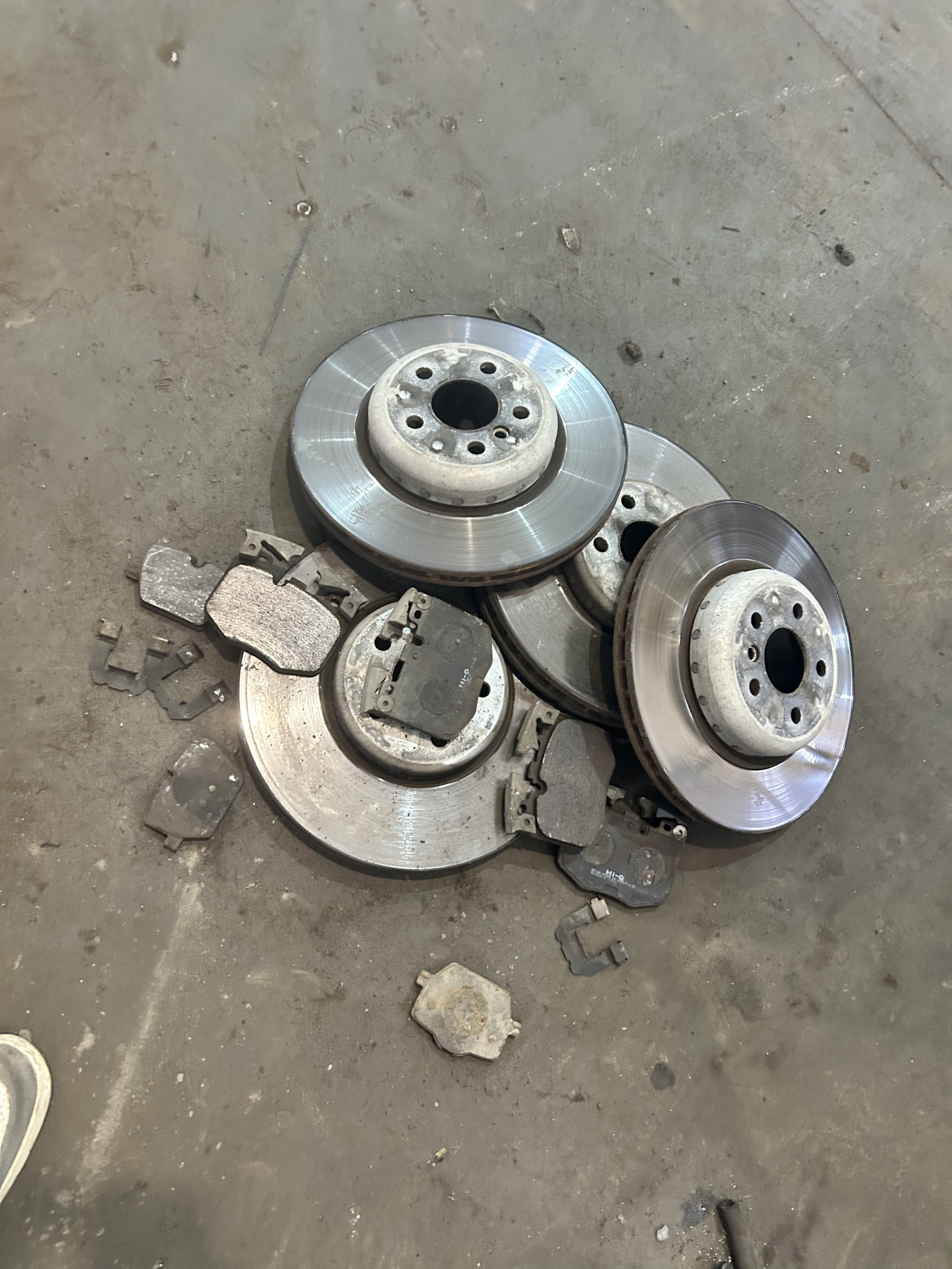 Меняем диски колодки на синих тормозилках) — BMW 3 series (G20), 2 л, 2020 года | визит на ...