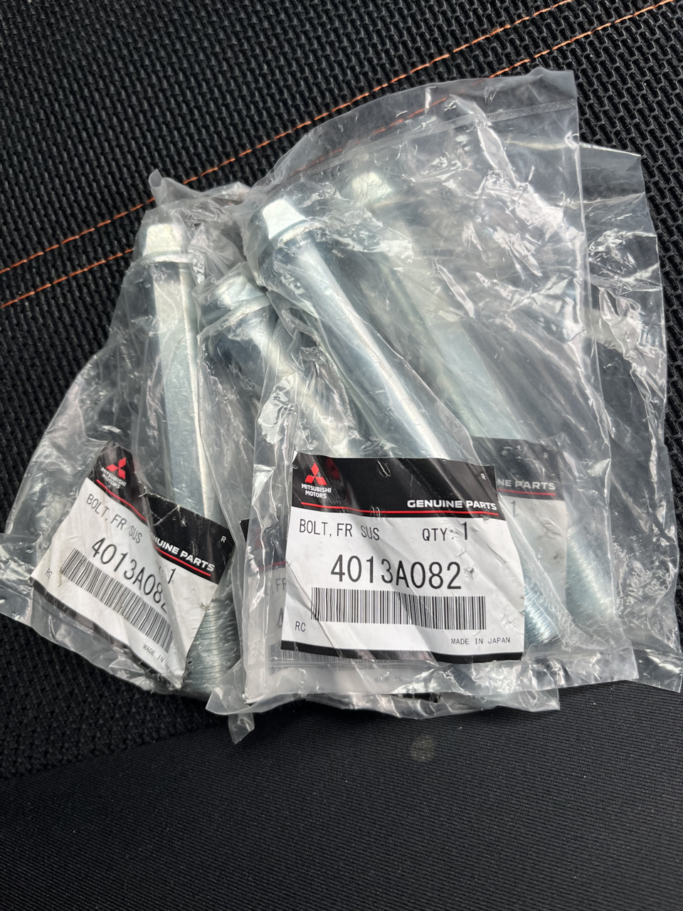 4013A082 БОЛТ НИЖНЕГО РЫЧАГА ПЕРЕДНЕЙ ПОДВЕСКИ V78W V98W Mitsubishi ...