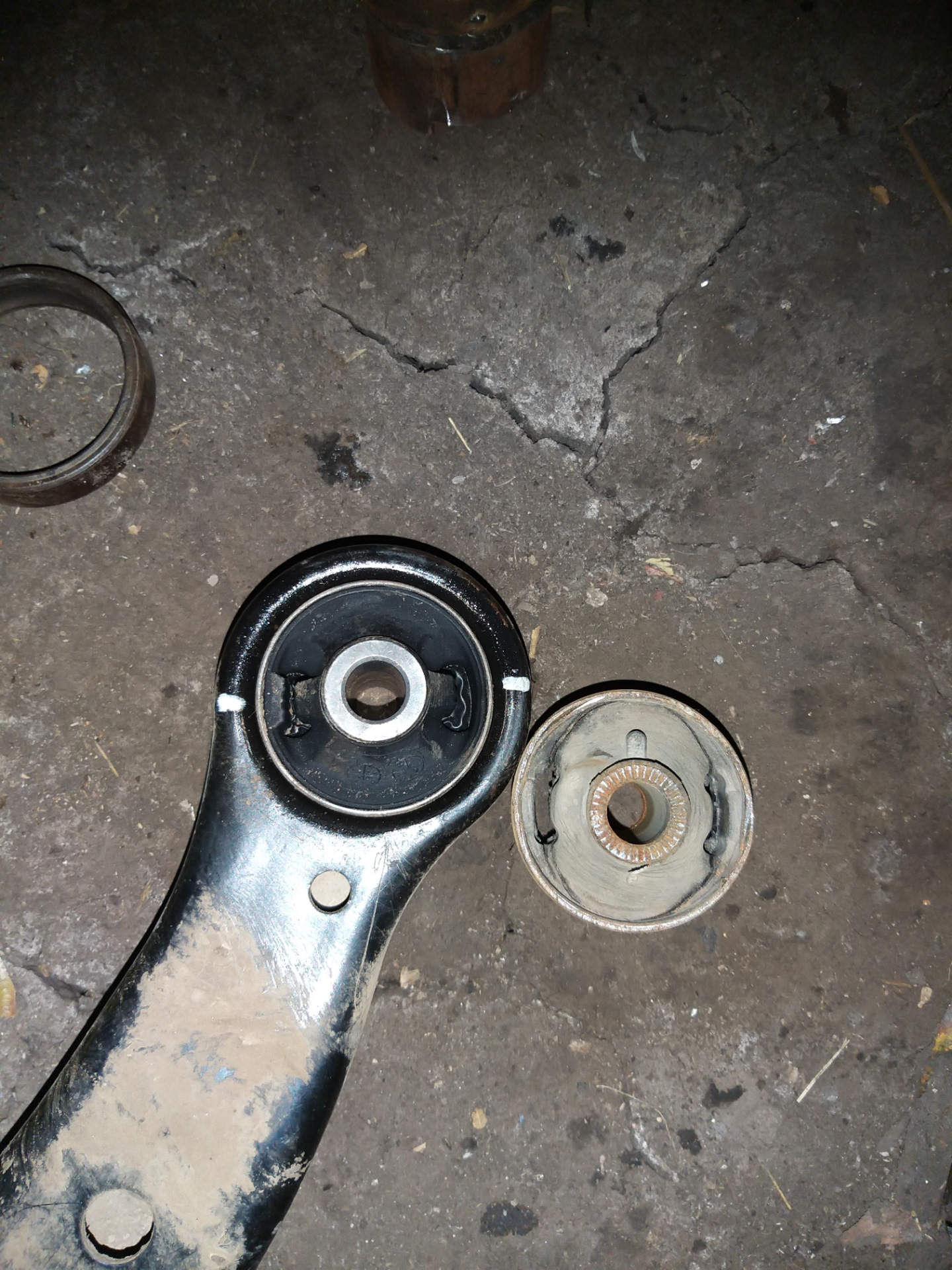 Сайлентблоки передних рычагов — Toyota Camry (XV40), 2,4 л, 2010 года ...