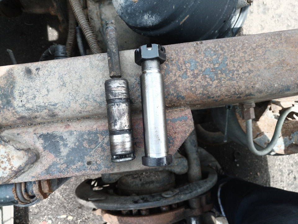 Задние тормозные колодки. Установка. — МАЗ 5440 А5, 1,5 л, 2011 года ...