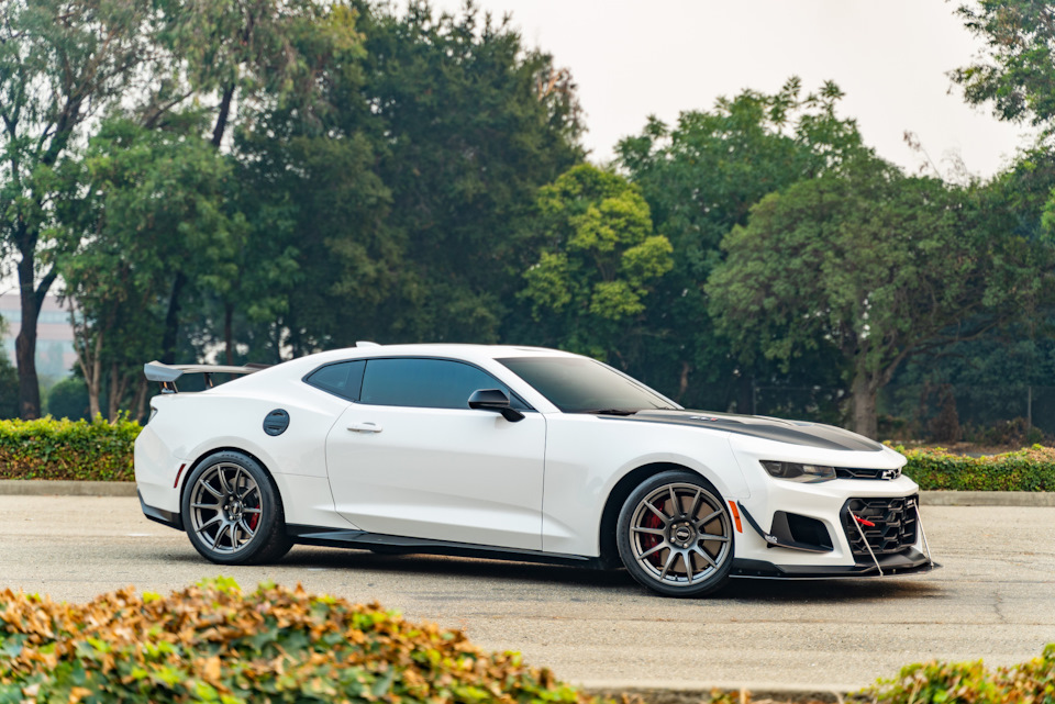 Chevrolet Camaro ZL1 | Apex SM-10 — Megawheel.ru на DRIVE2