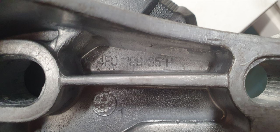 349 000 км: Замена левого кронштейна опоры двигателя, скоб и втулок ...