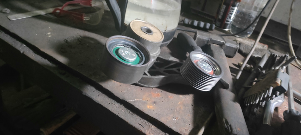 Замена подшипников на приводных роликов и патрубка — Volvo fh, 9,9 л ...