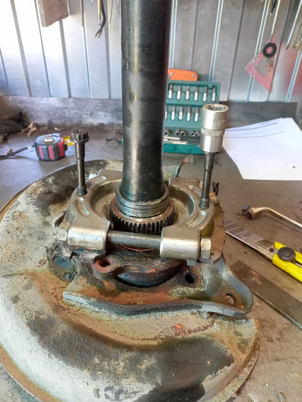 Замена подшипника задней полуоси. — Toyota Sequoia (1G), 4,7 л, 2002 ...