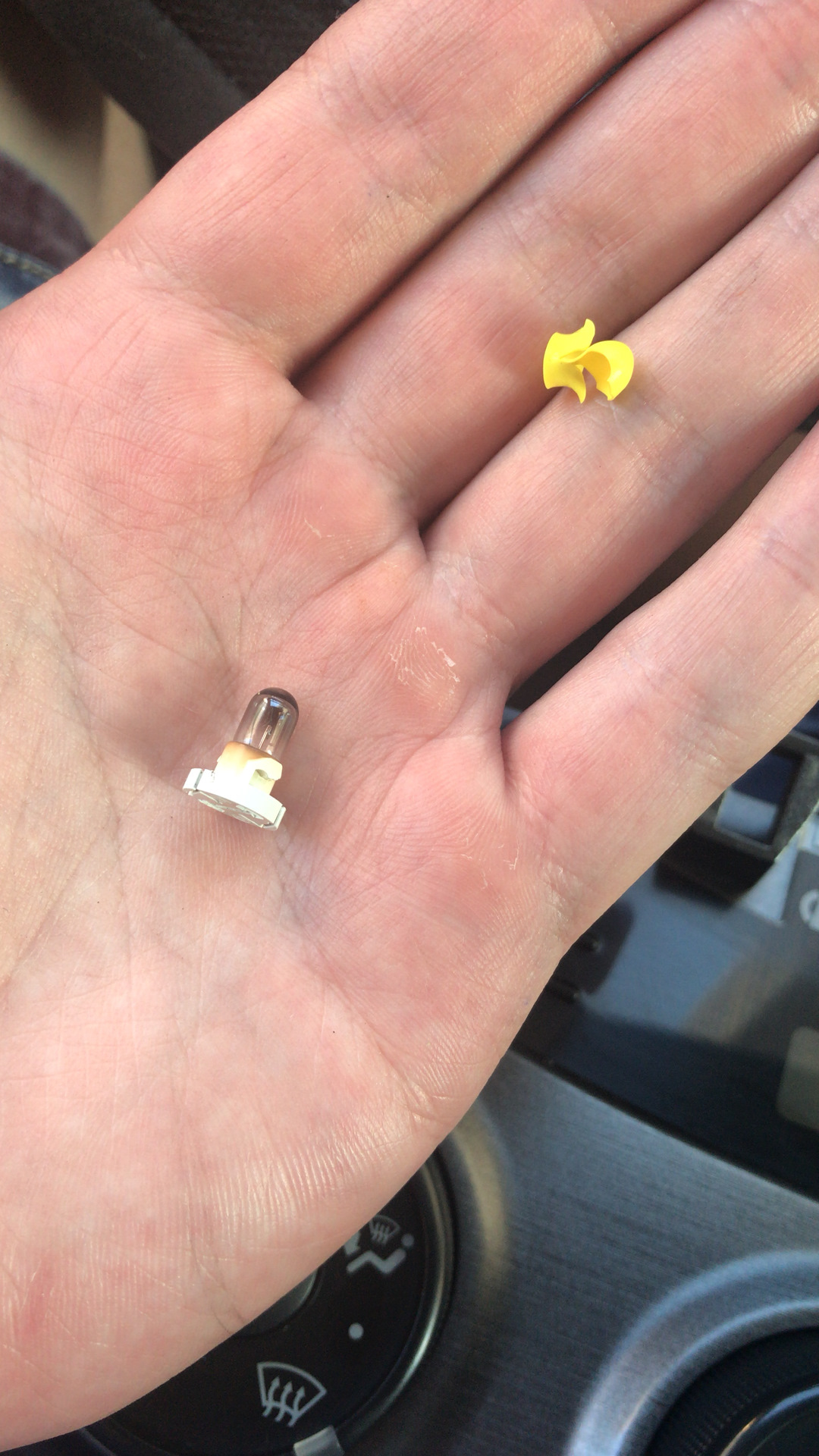 Замена ламп в крутилках климата — Toyota RAV4 (III), 2 л, 2010 года ...