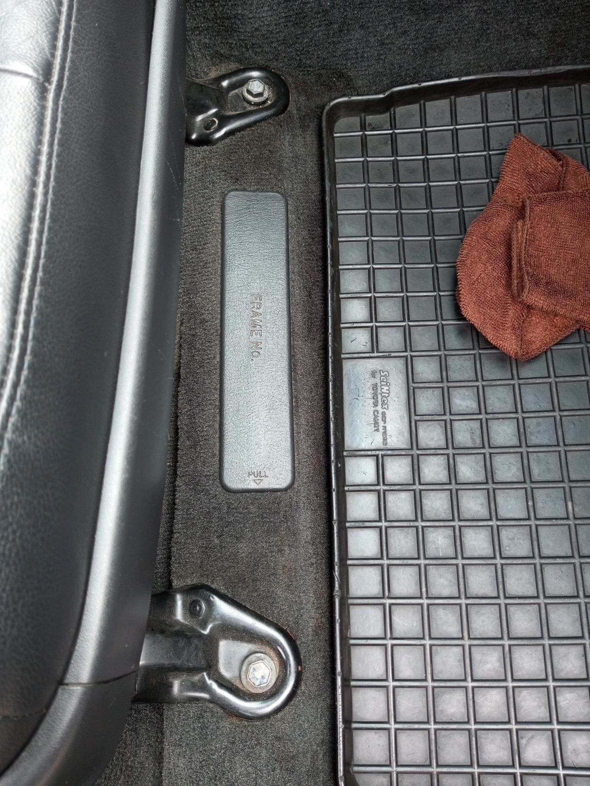 Накладки на крепления сидений — Toyota Camry (XV40), 2,4 л, 2009 года ...
