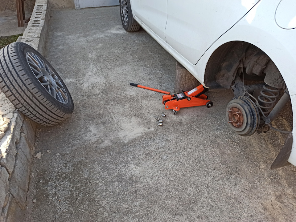 Покраска задних тормозных барабанов — KIA Rio (4G), 1,6 л, 2018 года ...