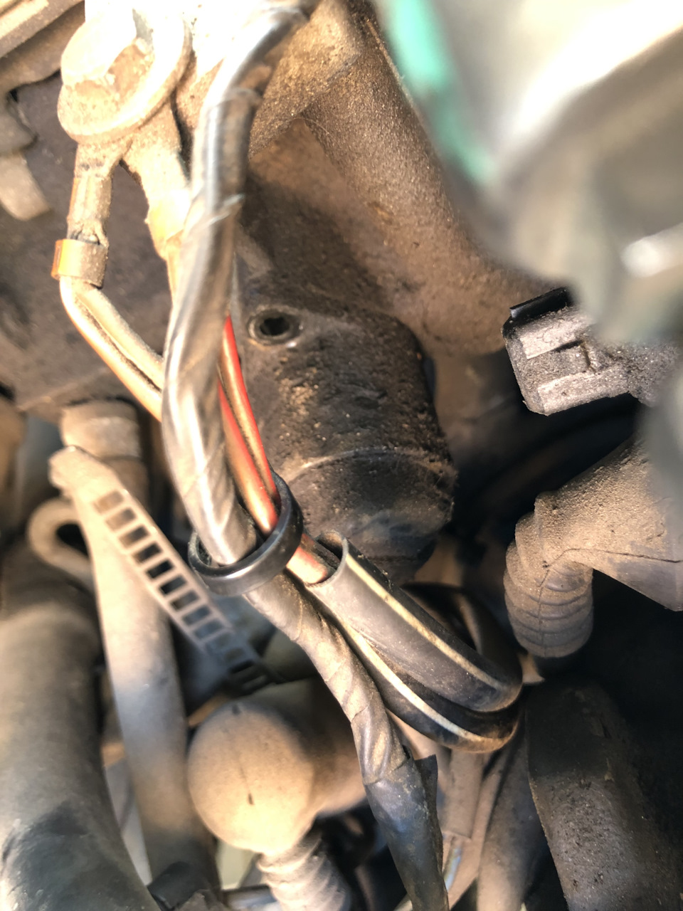 Замена датчика холостого хода — Audi A6 (C4), 2,6 л, 1996 года ...