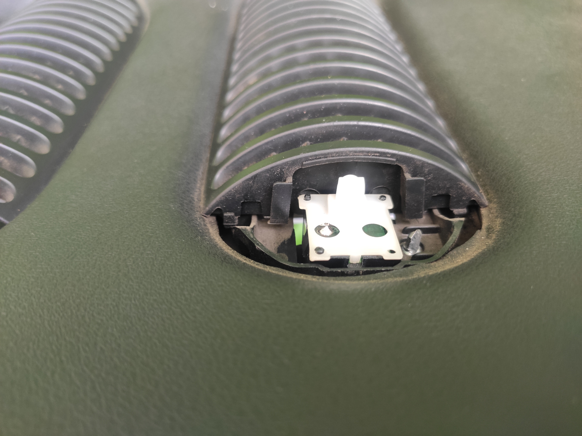 Установка датчика солнечной активности G107 — Audi TT (1G), 1,8 л, 2000 ...