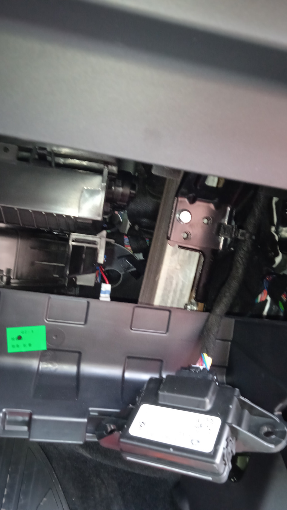 Hellion HAM 2.800D внедрение за бардачёк) — Omoda C5, 1,6 л, 2023 года | аксессуары | DRIVE2