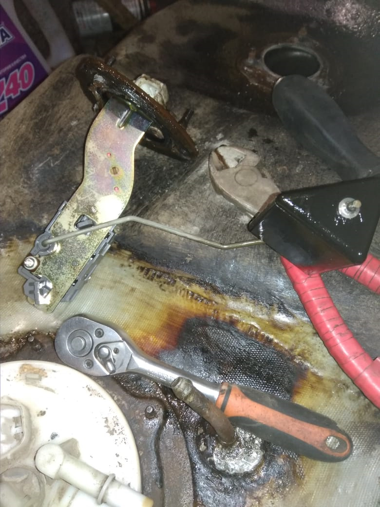 Замена корпуса топливного насоса, трубок, заливной горловины ...