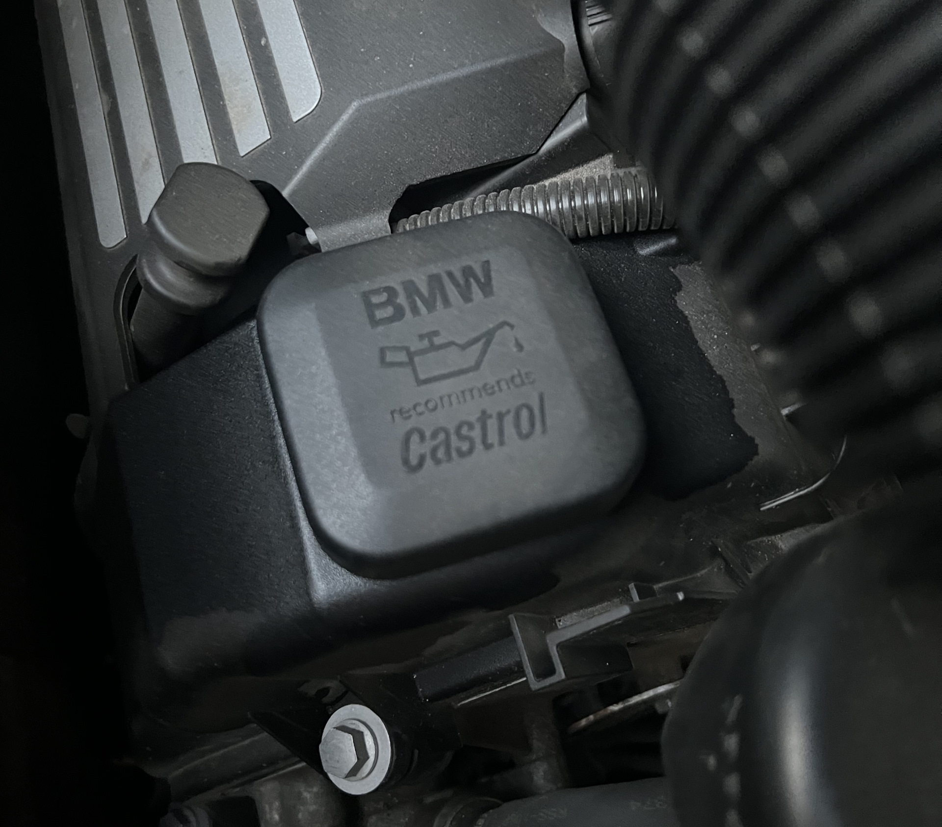 Замена крышки маслозаливной горловины — BMW X5 (E70), 4,8 л, 2007 года ...