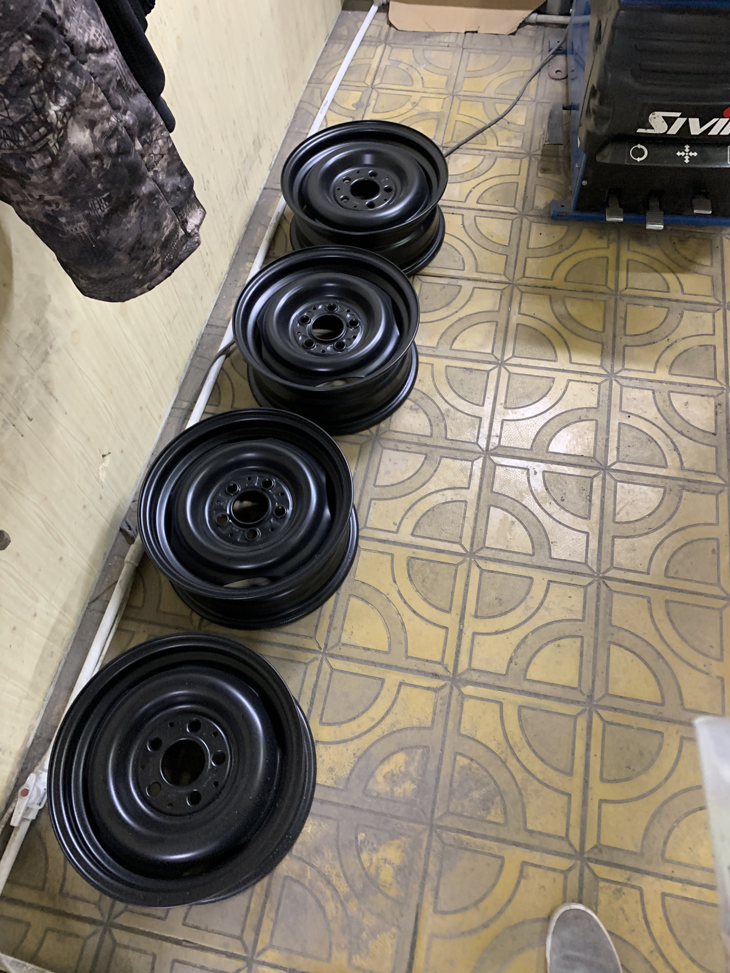 Штампованные колеса. — Mercedes-Benz W123, 2,3 л, 1983 года | колёсные ...