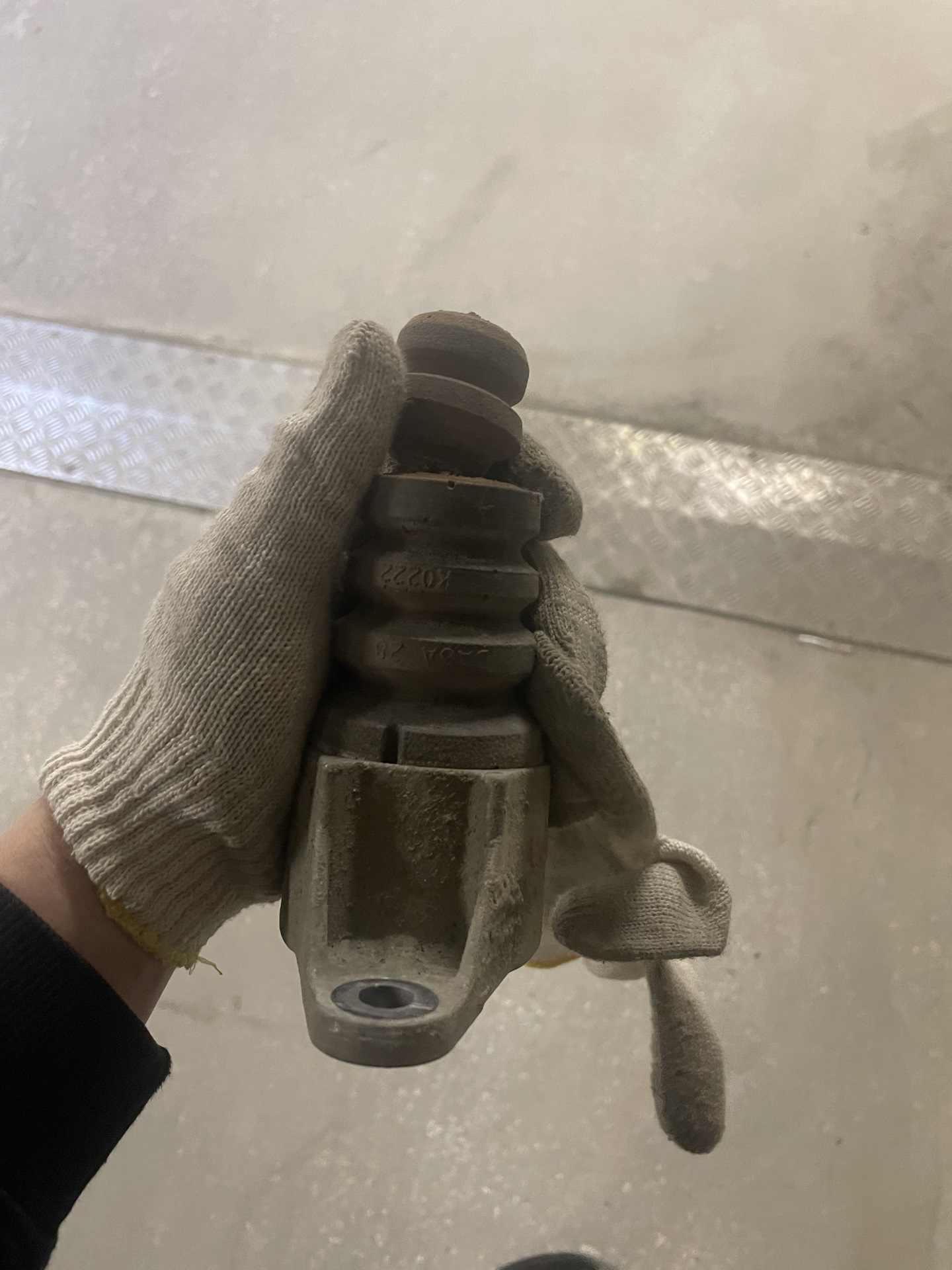 Замена отбойников задних амортизаторов — Mazda Demio (4G), 1,5 л, 2017 ...