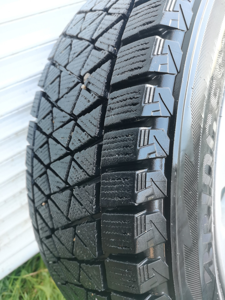 Шины зимние нешипованные Bridgestone 225/60 R17, литые диски 17 5x100 ...