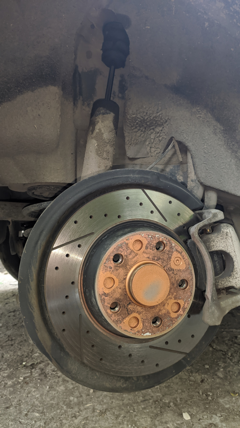 Замена задних амортизаторов — Volkswagen Passat B6, 2 л, 2009 года ...
