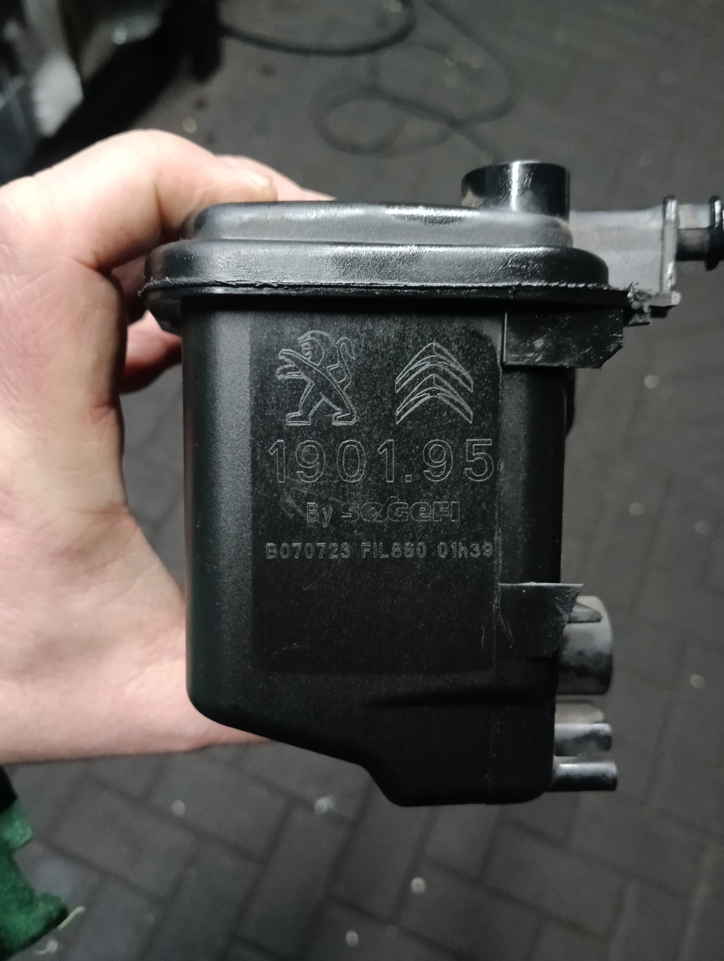 Замена топливного фильтра — Peugeot 5008 (1G), 1,6 л, 2010 года ...