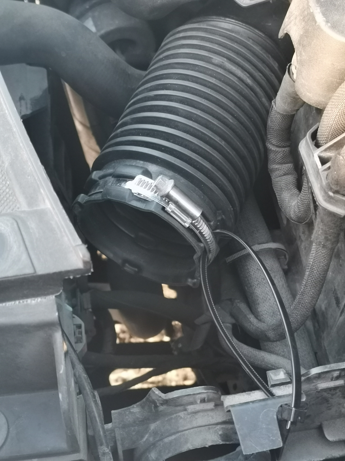 Замена патрубка воздушного фильтра — Citroen DS3, 1,6 л, 2012 года ...