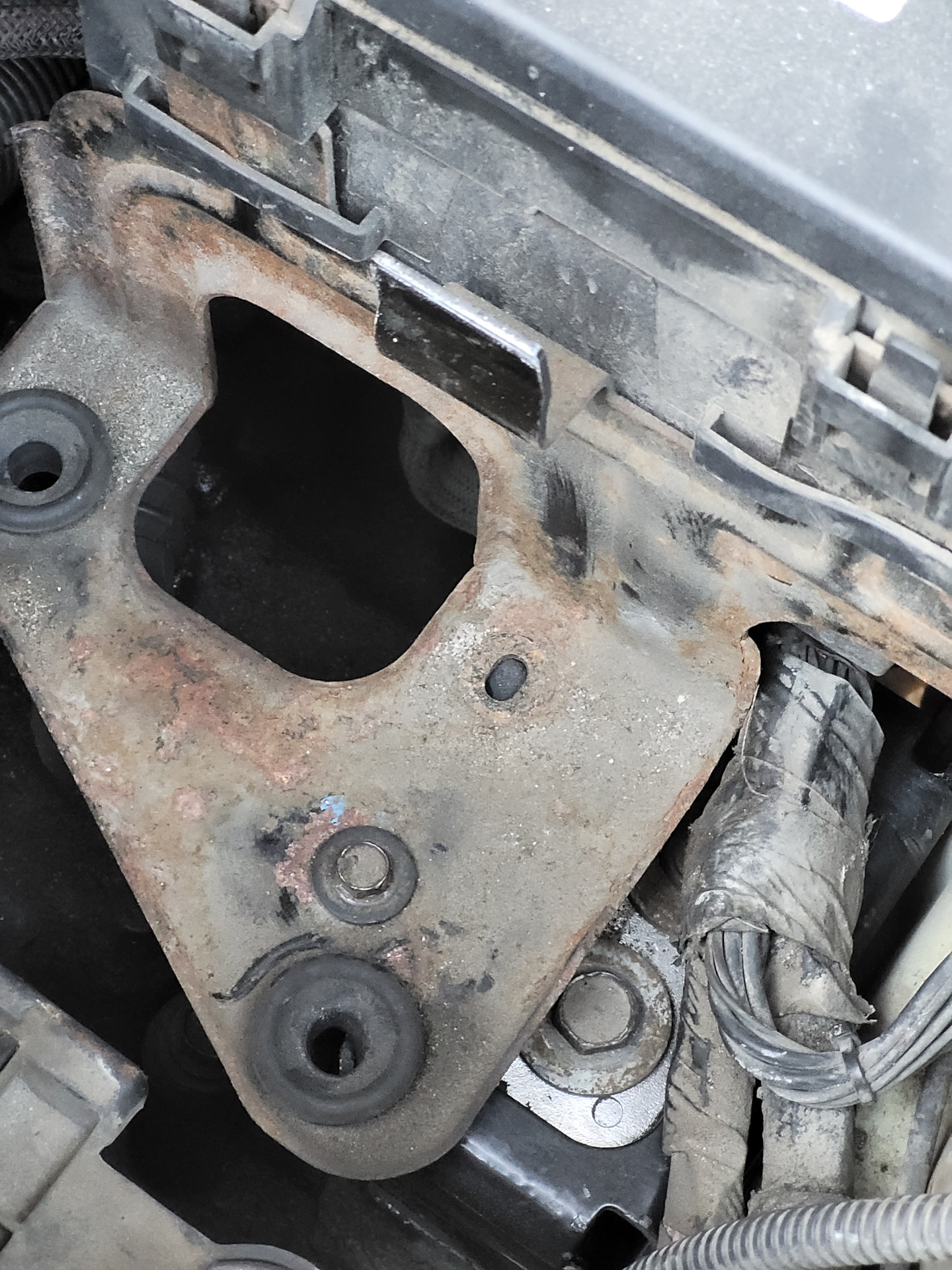 72. Опоры двигателя и опора КПП — Chrysler PT Cruiser, 1,6 л, 2007 года ...