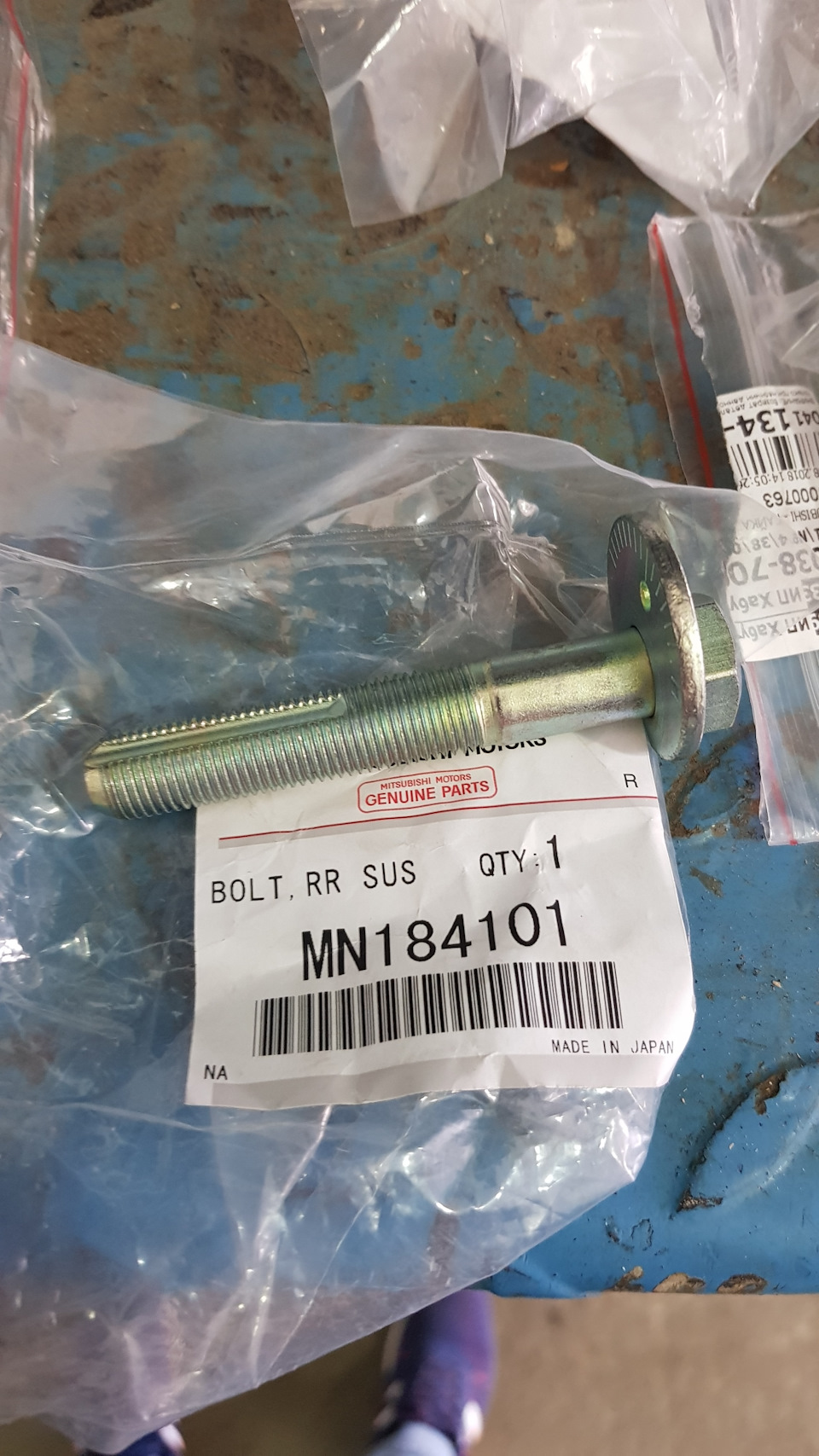 MN184101 БОЛТ ЗАДНИЙ РАЗВАЛЬНЫЙ+ ШАЙБА ASX (10-…), LANCER (07 ...